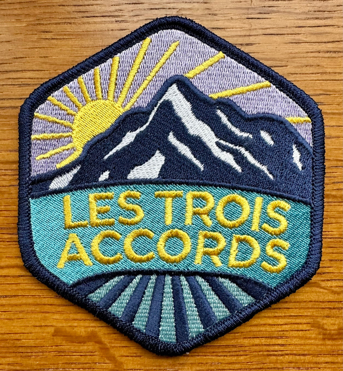 ÉCUSSON - Les Trois Accords - Toujours les vacances – La Tribu ...